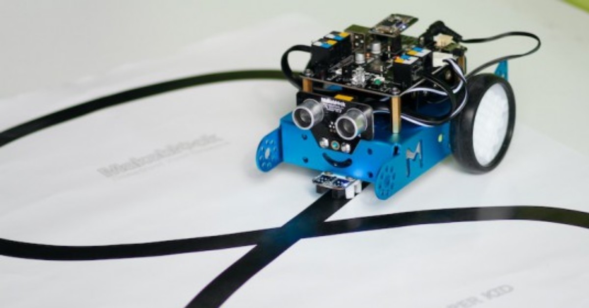 Malý Arduino Robot Mbot Se Připojil K Programu Arduino At Hearth